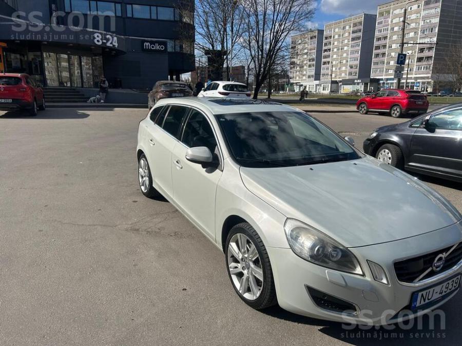 Белый Вольво B60 2011 в Рига, объемом двигателя 2.40 л и пробегом 225 тыс. км за 7000 €, фото 1 на AUTOMOTO.COM.LV
