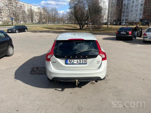 Volvo V60 2011 Rīga vietnē Balts Volvo V60 2011 Rīga, ar dzinēja tilpumu 2.40 L un nobraukumu 225 tūkst. km par 7000 €, foto 3 vietnē AUTOMOTO.COM.LV