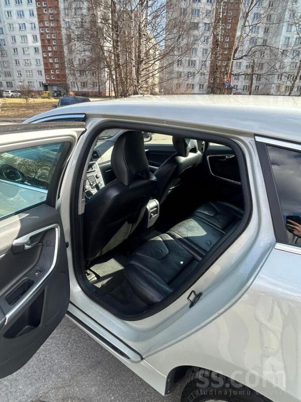 Volvo V60 2011 Rīga vietnē Balts Volvo V60 2011 Rīga, ar dzinēja tilpumu 2.40 L un nobraukumu 225 tūkst. km par 7000 €, foto 5 vietnē AUTOMOTO.COM.LV