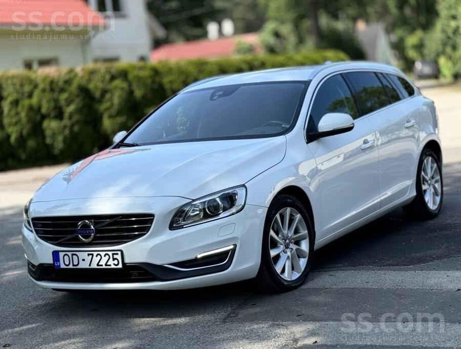 White Volvo V60 2012 in Jurmala, with an engine capacity of 2.00 L and mileage of 0 thousand km for 11995 €, photo 1 on AUTOMOTO.COM.LV