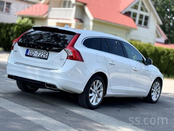 Balts Volvo V60 2012 Jūrmala, ar dzinēja tilpumu 2.00 L un nobraukumu 0 tūkst. km par 11995 €, foto 3 vietnē AUTOMOTO.COM.LV