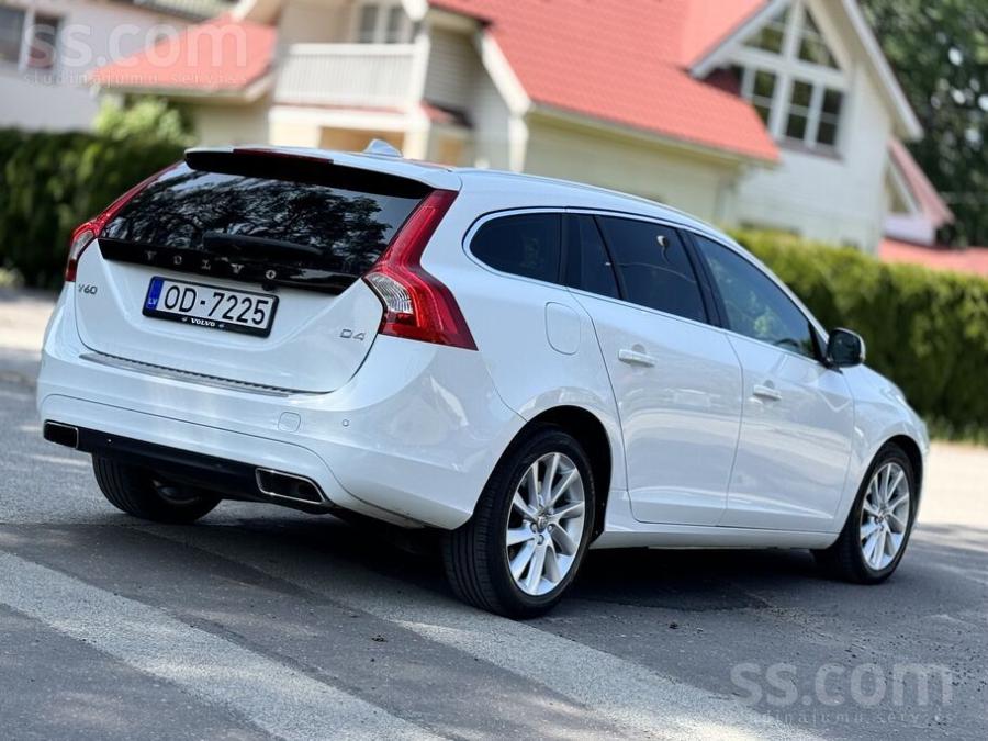 White Volvo V60 2012 in Jurmala, with an engine capacity of 2.00 L and mileage of 0 thousand km for 11995 €, photo 3 on AUTOMOTO.COM.LV