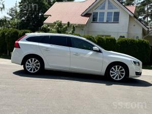 White Volvo V60 2012 in Jurmala, with an engine capacity of 2.00 L and mileage of 0 thousand km for 11995 €, photo 26 on AUTOMOTO.COM.LV