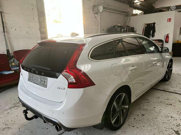 Balts Volvo V60 2012 Utena, ar dzinēja tilpumu 2.00 L un nobraukumu 235 tūkst. km par 6350 €, foto 4 vietnē AUTOMOTO.COM.LV