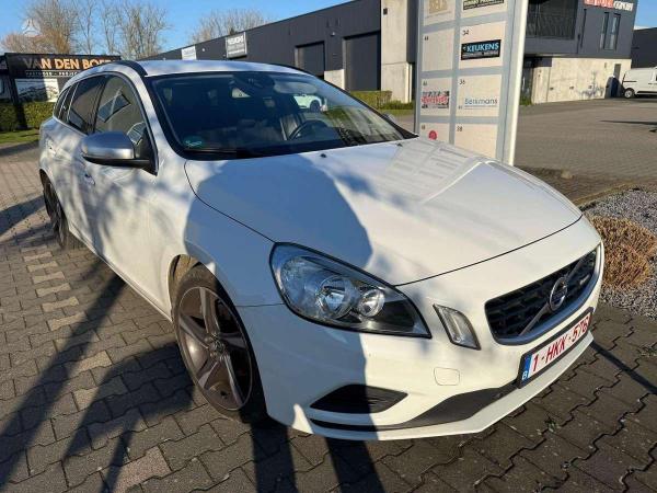 Balts Volvo V60 2012 Utena, ar dzinēja tilpumu 2.00 L un nobraukumu 235 tūkst. km par 6350 €, foto 3 vietnē AUTOMOTO.COM.LV