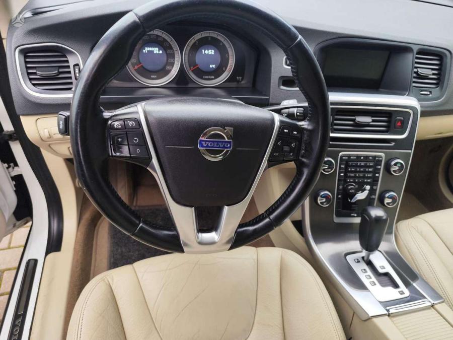 Balts Volvo V60 2012 Šauļi, ar dzinēja tilpumu 1.56 L un nobraukumu 228 tūkst. km par 6200 €, foto 24 vietnē AUTOMOTO.COM.LV