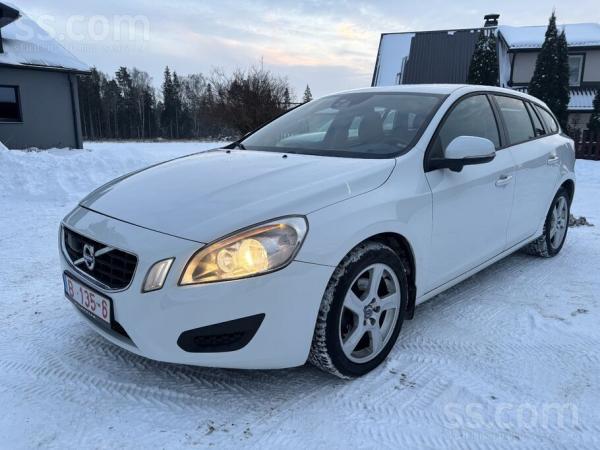 White Volvo V60 2012 in Jelgava, with an engine capacity of 2.00 L and mileage of 0 thousand km for 5899 €, photo 1 on AUTOMOTO.COM.LV
