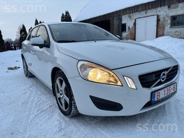 White Volvo V60 2012 in Jelgava, with an engine capacity of 2.00 L and mileage of 0 thousand km for 5899 €, photo 2 on AUTOMOTO.COM.LV