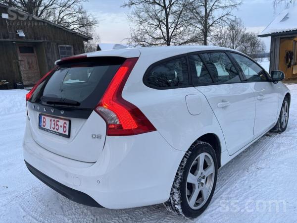 White Volvo V60 2012 in Jelgava, with an engine capacity of 2.00 L and mileage of 0 thousand km for 5899 €, photo 4 on AUTOMOTO.COM.LV