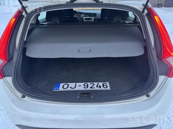 White Volvo V60 2012 in Jelgava, with an engine capacity of 2.00 L and mileage of 0 thousand km for 5899 €, photo 9 on AUTOMOTO.COM.LV