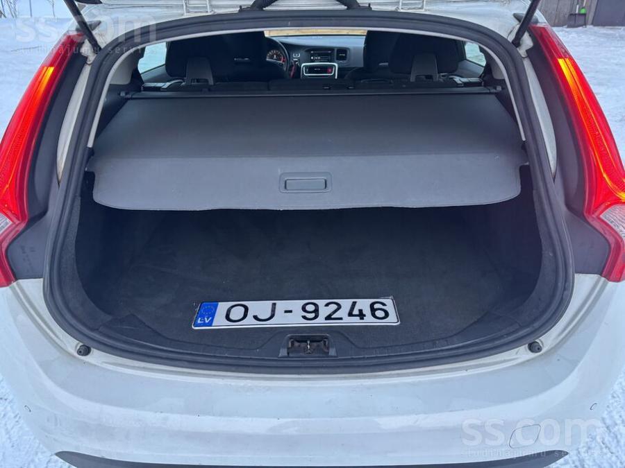 Balts Volvo V60 2012 Jelgava, ar dzinēja tilpumu 2.00 L un nobraukumu 0 tūkst. km par 5899 €, foto 9 vietnē AUTOMOTO.COM.LV