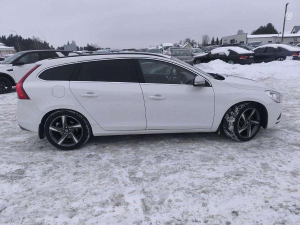 Balts Volvo V60 2012 Utena, ar dzinēja tilpumu 2.00 L un nobraukumu 235 tūkst. km par 6250 €, foto 4 vietnē AUTOMOTO.COM.LV