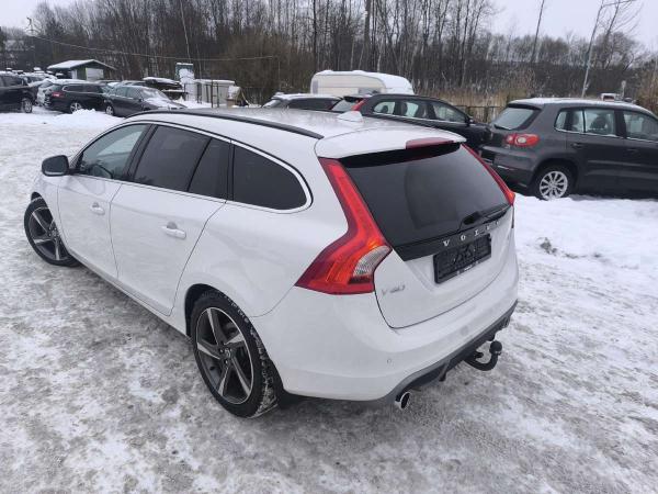 Balts Volvo V60 2012 Utena, ar dzinēja tilpumu 2.00 L un nobraukumu 235 tūkst. km par 6250 €, foto 10 vietnē AUTOMOTO.COM.LV