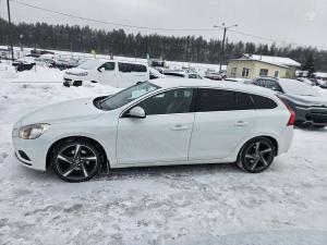 White Volvo V60 2012 in Vilnius, with an engine capacity of 1.98 L and mileage of 303 thousand km for 5950 €, photo 2 on AUTOMOTO.COM.LV