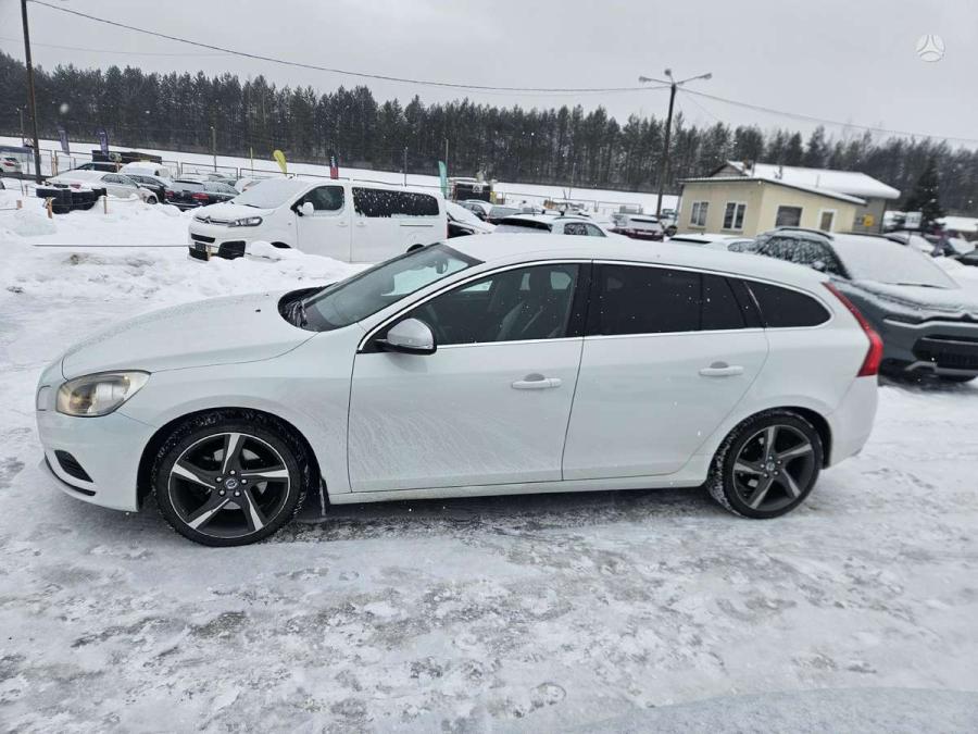 White Volvo V60 2012 in Vilnius, with an engine capacity of 1.98 L and mileage of 303 thousand km for 5950 €, photo 2 on AUTOMOTO.COM.LV