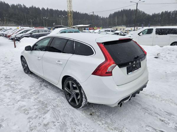 White Volvo V60 2012 in Vilnius, with an engine capacity of 1.98 L and mileage of 303 thousand km for 5950 €, photo 3 on AUTOMOTO.COM.LV