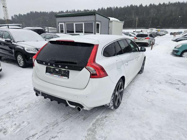 White Volvo V60 2012 in Vilnius, with an engine capacity of 1.98 L and mileage of 303 thousand km for 5950 €, photo 4 on AUTOMOTO.COM.LV
