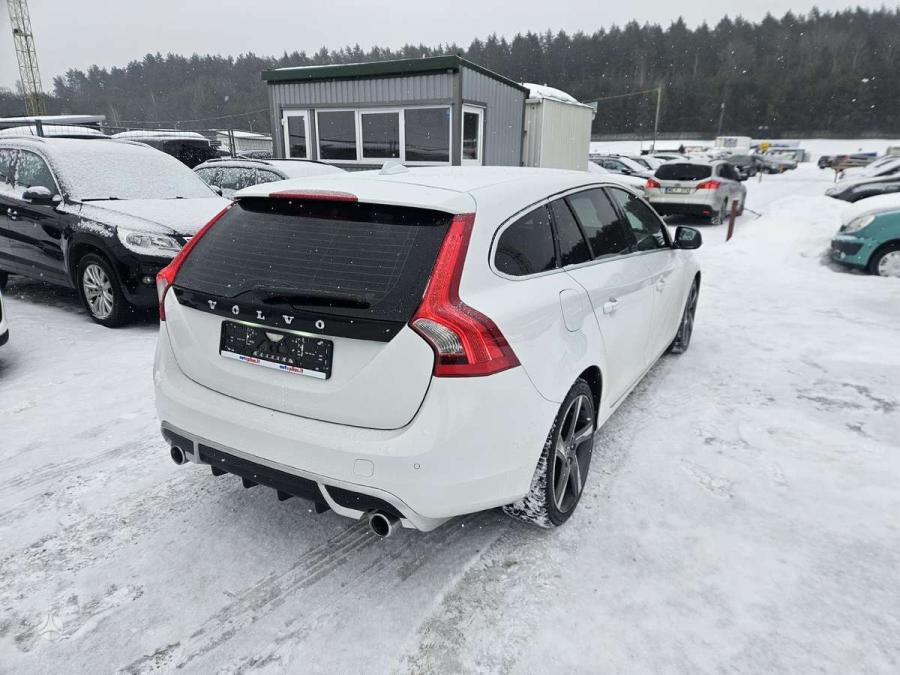 White Volvo V60 2012 in Vilnius, with an engine capacity of 1.98 L and mileage of 303 thousand km for 5950 €, photo 4 on AUTOMOTO.COM.LV