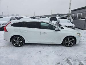 White Volvo V60 2012 in Vilnius, with an engine capacity of 1.98 L and mileage of 303 thousand km for 5950 €, photo 5 on AUTOMOTO.COM.LV