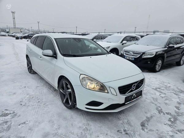 White Volvo V60 2012 in Vilnius, with an engine capacity of 1.98 L and mileage of 303 thousand km for 5950 €, photo 6 on AUTOMOTO.COM.LV