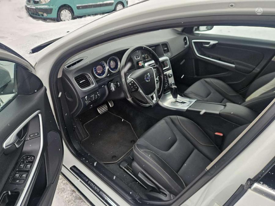 White Volvo V60 2012 in Vilnius, with an engine capacity of 1.98 L and mileage of 303 thousand km for 5950 €, photo 10 on AUTOMOTO.COM.LV