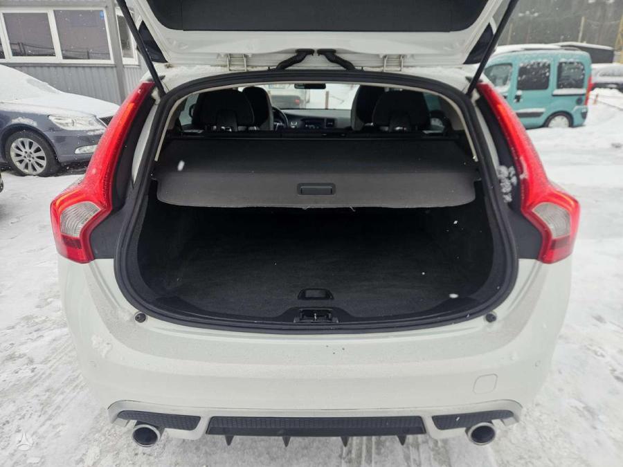 White Volvo V60 2012 in Vilnius, with an engine capacity of 1.98 L and mileage of 303 thousand km for 5950 €, photo 17 on AUTOMOTO.COM.LV