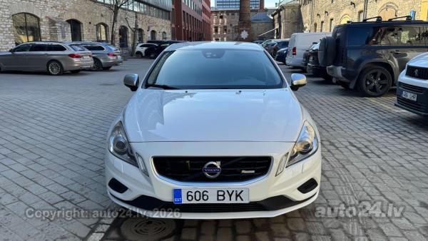 Balts Volvo V60 2012 Tallina, ar dzinēja tilpumu 2.00 L un nobraukumu 258 tūkst. km par 7400 €, foto 2 vietnē AUTOMOTO.COM.LV