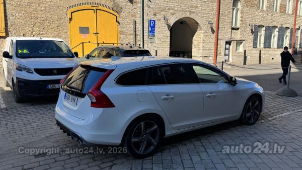 Balts Volvo V60 2012 Tallina, ar dzinēja tilpumu 2.00 L un nobraukumu 258 tūkst. km par 7400 €, foto 4 vietnē AUTOMOTO.COM.LV