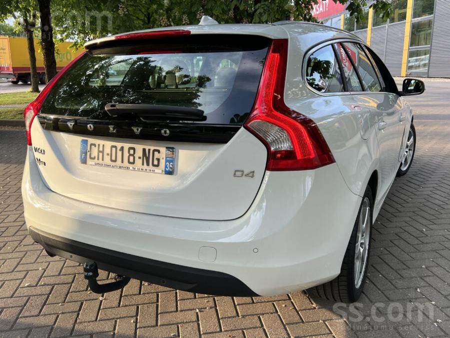 White Volvo V60 2012 in Riga, with an engine capacity of 2.00 L and mileage of 0 thousand km for 5950 €, photo 1 on AUTOMOTO.COM.LV