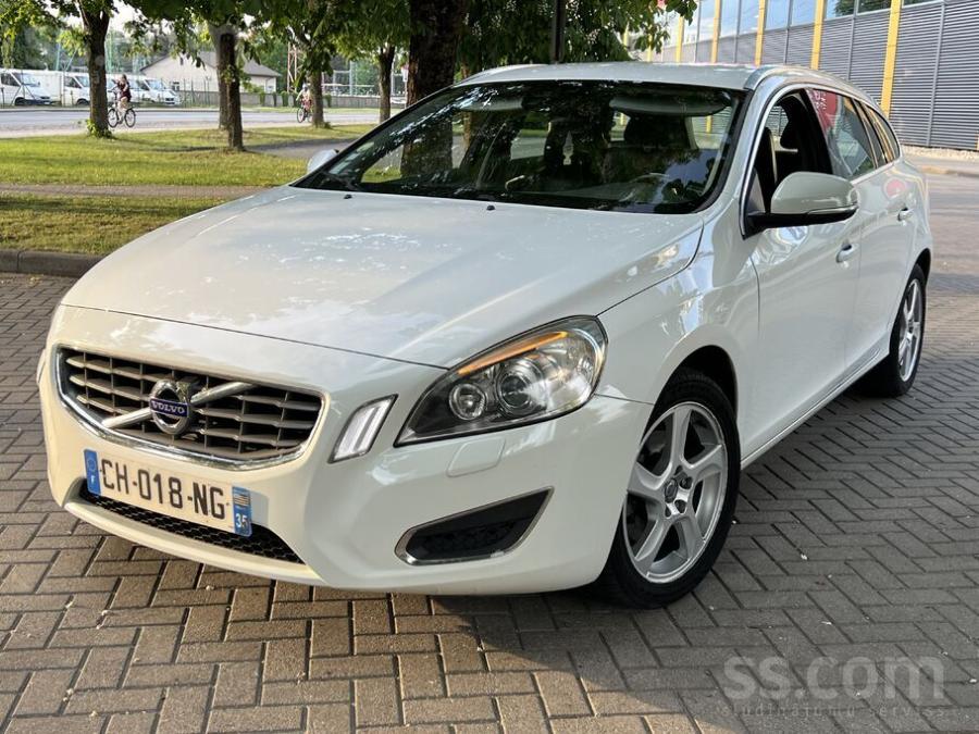 White Volvo V60 2012 in Riga, with an engine capacity of 2.00 L and mileage of 0 thousand km for 5950 €, photo 3 on AUTOMOTO.COM.LV