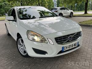 White Volvo V60 2012 in Riga, with an engine capacity of 2.00 L and mileage of 0 thousand km for 5950 €, photo 4 on AUTOMOTO.COM.LV