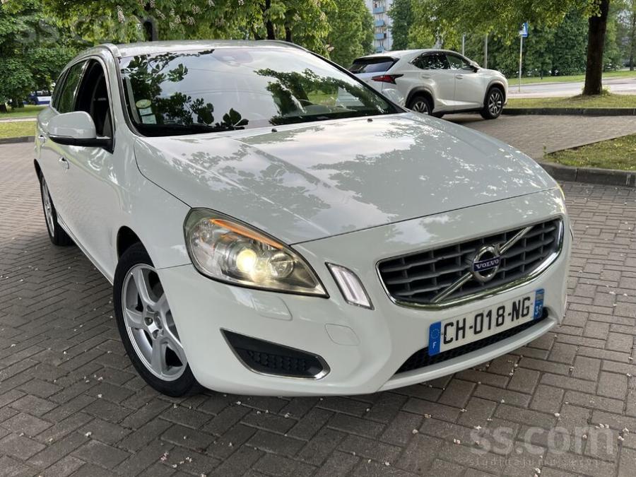 White Volvo V60 2012 in Riga, with an engine capacity of 2.00 L and mileage of 0 thousand km for 5950 €, photo 4 on AUTOMOTO.COM.LV
