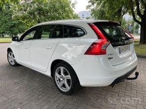 White Volvo V60 2012 in Riga, with an engine capacity of 2.00 L and mileage of 0 thousand km for 5950 €, photo 5 on AUTOMOTO.COM.LV