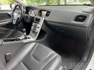 White Volvo V60 2012 in Riga, with an engine capacity of 2.00 L and mileage of 0 thousand km for 5950 €, photo 7 on AUTOMOTO.COM.LV