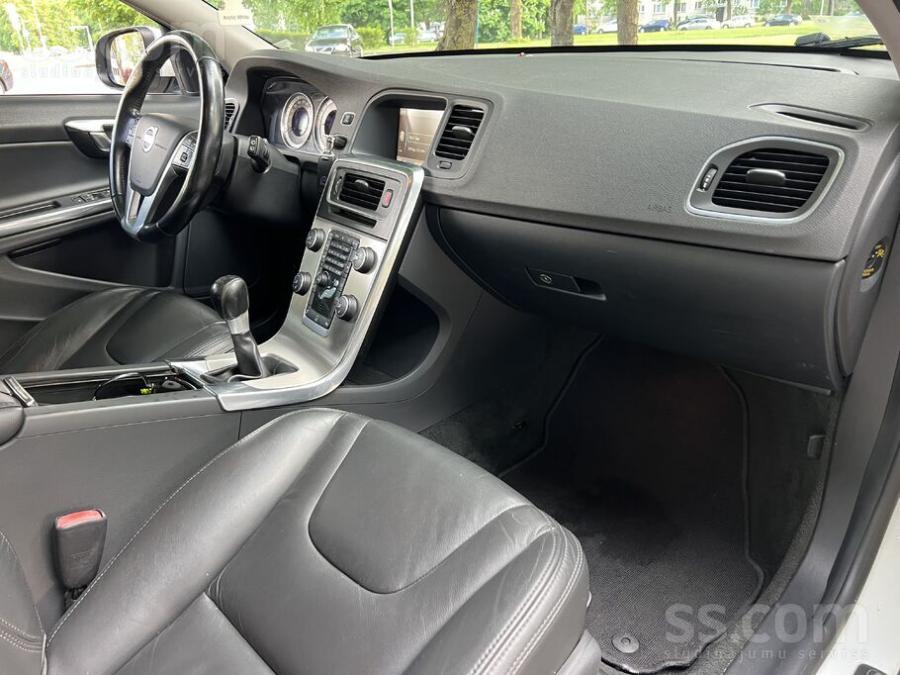 White Volvo V60 2012 in Riga, with an engine capacity of 2.00 L and mileage of 0 thousand km for 5950 €, photo 7 on AUTOMOTO.COM.LV