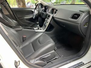 White Volvo V60 2012 in Riga, with an engine capacity of 2.00 L and mileage of 0 thousand km for 5950 €, photo 8 on AUTOMOTO.COM.LV