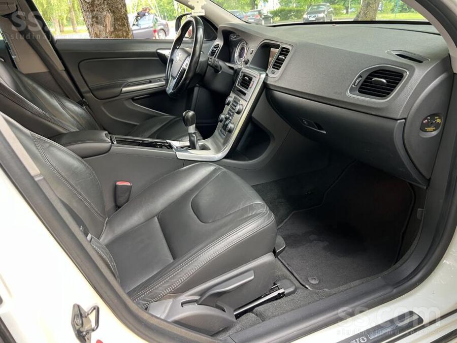 White Volvo V60 2012 in Riga, with an engine capacity of 2.00 L and mileage of 0 thousand km for 5950 €, photo 8 on AUTOMOTO.COM.LV