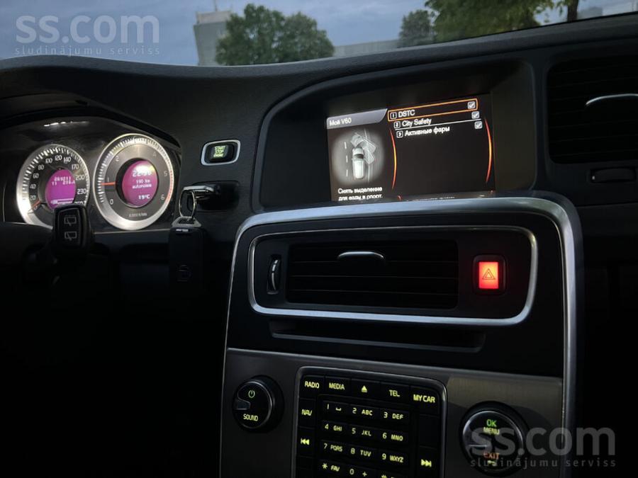 White Volvo V60 2012 in Riga, with an engine capacity of 2.00 L and mileage of 0 thousand km for 5950 €, photo 14 on AUTOMOTO.COM.LV