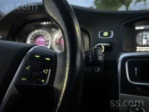 White Volvo V60 2012 in Riga, with an engine capacity of 2.00 L and mileage of 0 thousand km for 5950 €, photo 18 on AUTOMOTO.COM.LV