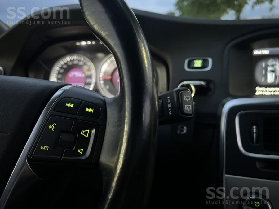 White Volvo V60 2012 in Riga, with an engine capacity of 2.00 L and mileage of 0 thousand km for 5950 €, photo 18 on AUTOMOTO.COM.LV