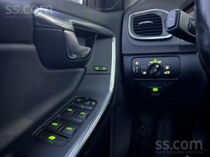 White Volvo V60 2012 in Riga, with an engine capacity of 2.00 L and mileage of 0 thousand km for 5950 €, photo 19 on AUTOMOTO.COM.LV