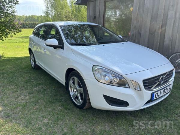 Balts Volvo V60 2012 Jelgava, ar dzinēja tilpumu 2.00 L un nobraukumu 0 tūkst. km par 5190 €, foto 3 vietnē AUTOMOTO.COM.LV