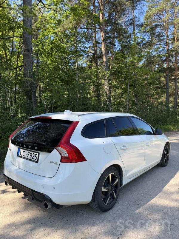 Белый Вольво B60 2012 в Рига, объемом двигателя 1.60 л и пробегом 0 тыс. км за 5500 €, фото 3 на AUTOMOTO.COM.LV