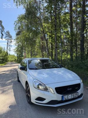 White Volvo V60 2012 in Riga, with an engine capacity of 1.60 L and mileage of 0 thousand km for 5500 €, photo 3 on AUTOMOTO.COM.LV