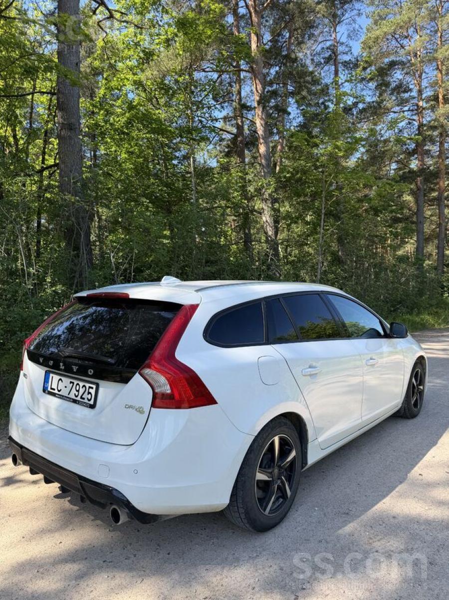 White Volvo V60 2012 in Riga, with an engine capacity of 1.60 L and mileage of 0 thousand km for 5500 €, photo 4 on AUTOMOTO.COM.LV