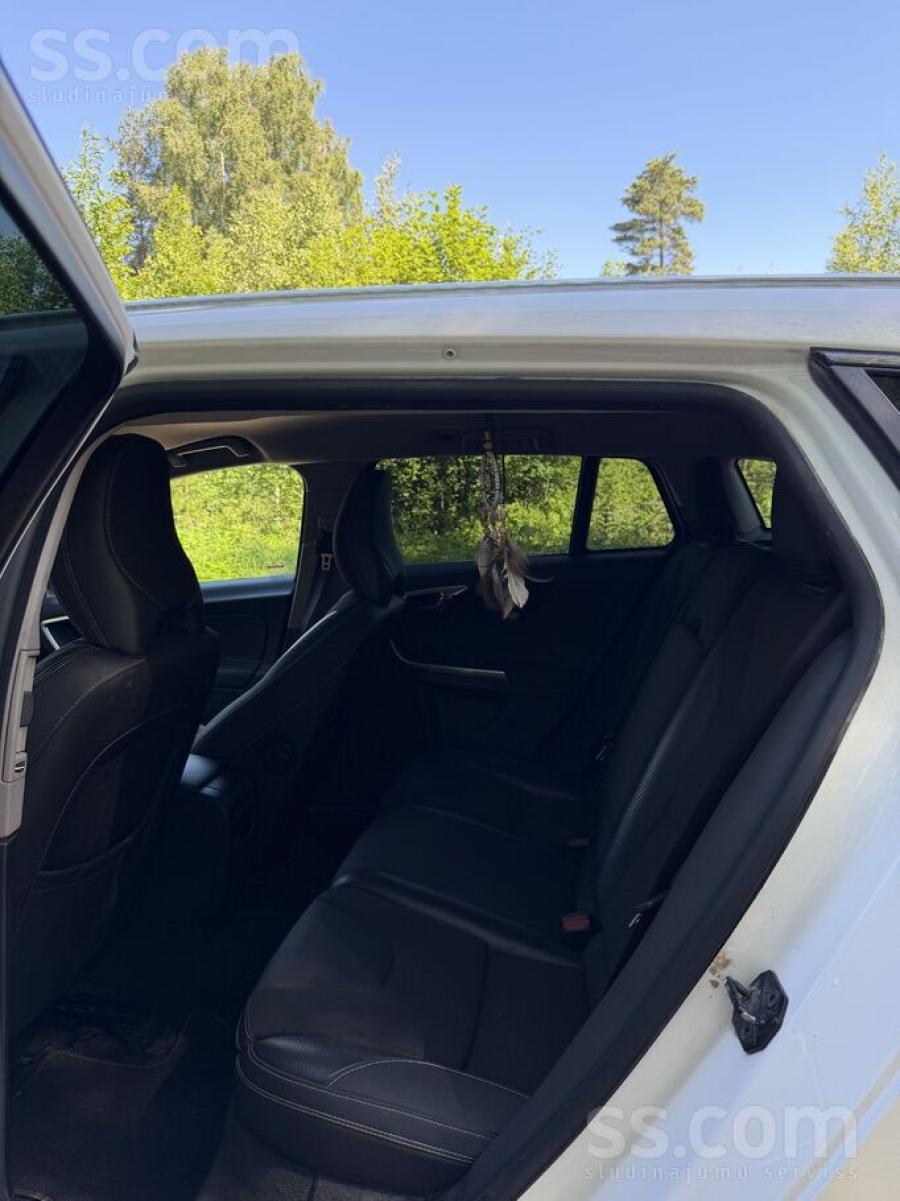 White Volvo V60 2012 in Riga, with an engine capacity of 1.60 L and mileage of 0 thousand km for 5500 €, photo 6 on AUTOMOTO.COM.LV