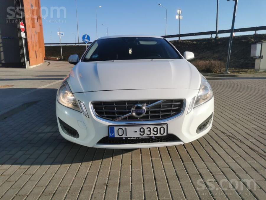 Balts Volvo V60 2012 Rīga, ar dzinēja tilpumu 1.60 L un nobraukumu 243 tūkst. km par 4950 €, foto 1 vietnē AUTOMOTO.COM.LV