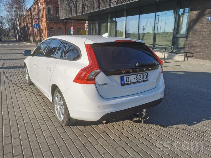 Balts Volvo V60 2012 Rīga, ar dzinēja tilpumu 1.60 L un nobraukumu 243 tūkst. km par 4950 €, foto 3 vietnē AUTOMOTO.COM.LV