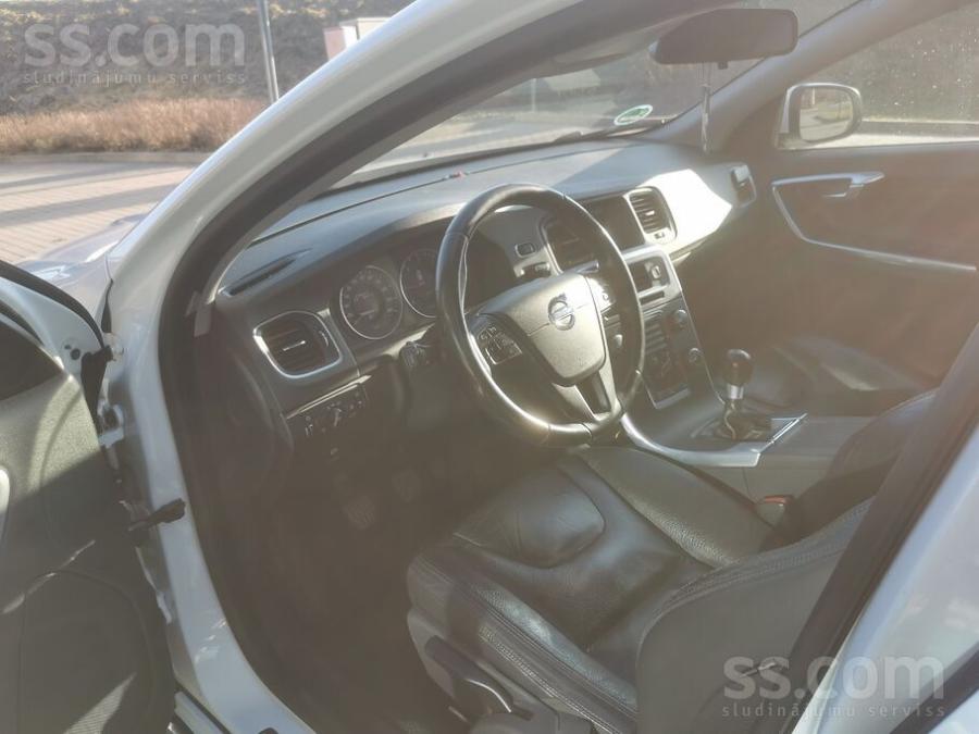 Balts Volvo V60 2012 Rīga, ar dzinēja tilpumu 1.60 L un nobraukumu 243 tūkst. km par 4950 €, foto 22 vietnē AUTOMOTO.COM.LV