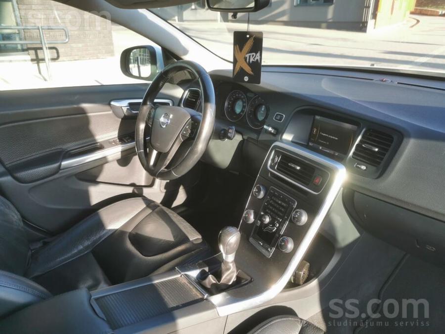 Balts Volvo V60 2012 Rīga, ar dzinēja tilpumu 1.60 L un nobraukumu 243 tūkst. km par 4950 €, foto 24 vietnē AUTOMOTO.COM.LV